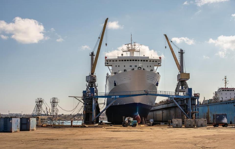 Marine cables installation and maintenance